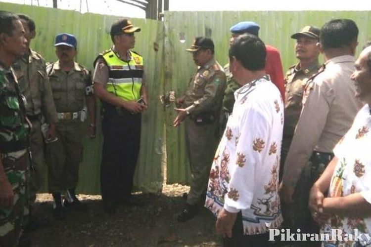 Satpol PP Subang Segel Tiga 'Tokma' Satpol PP Subang Segel Tiga 'Tokma'