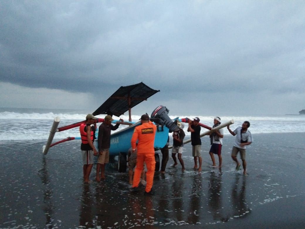 Mesin Mati Nelayan Jembrana Semalam Terombang Ambing Di Lautan