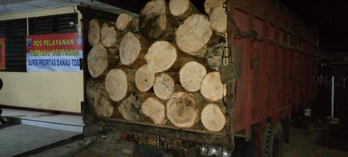 2 Truk Bermuatan Kayu Diamankan Polsek Parapat Dari Sipanganbolon