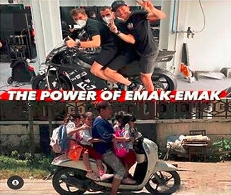 BIKIN NGAKAK! Pebalap MotoGP Ini Unggah Foto Emak-Emak Bonceng 4 Anak ... BIKIN NGAKAK! Pebalap MotoGP Ini Unggah Foto Emak-Emak Bonceng 4 Anak ...