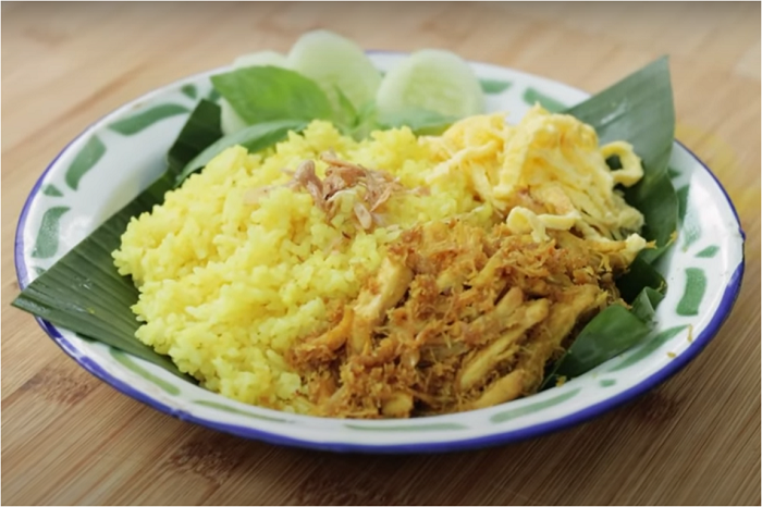 Resep Nasi Kuning Rice Cooker Ayam Suwir Serundeng Ala Chef Devina