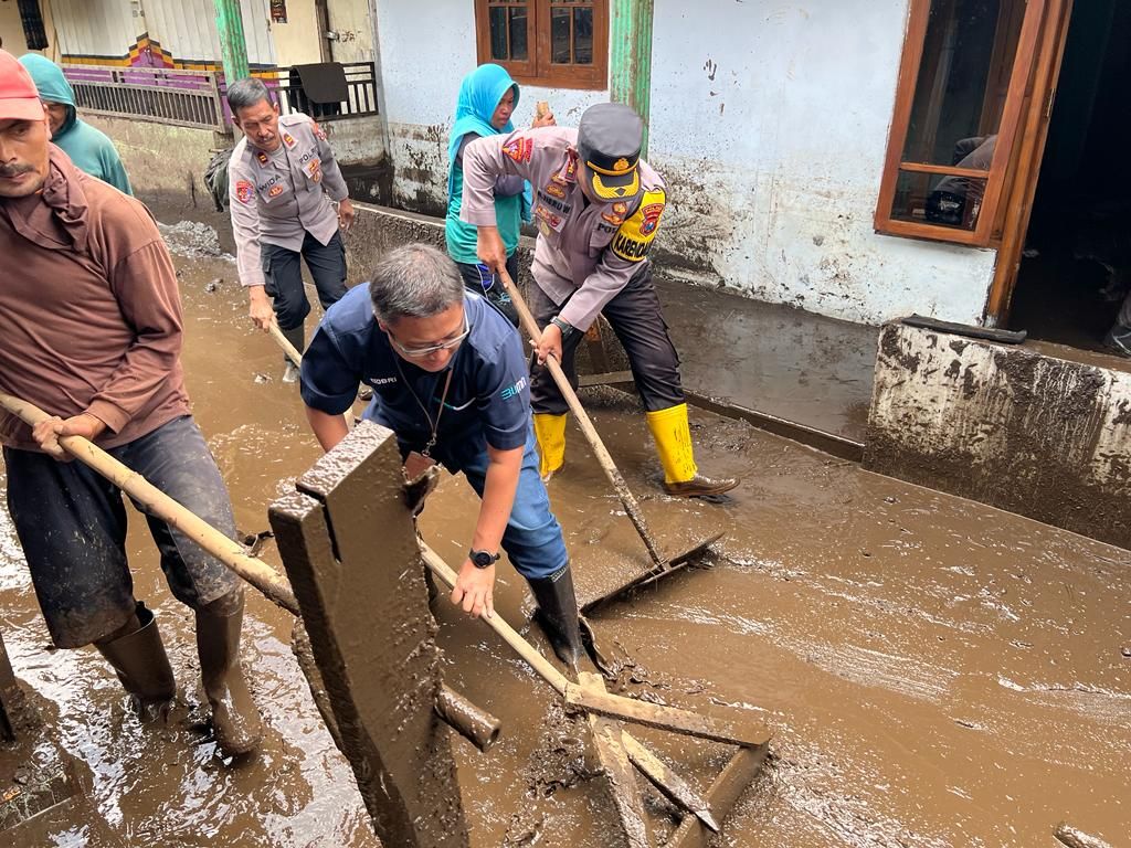 Tanggap Bencana Banjir Ijen Bondowoso Bri Salurkan Bantuan Bagi Warga