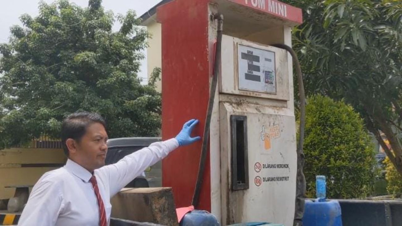 Kakek 64 Tahun di Cirebon, Modifikasi Mobilnya untuk Angkut BBM Subsidi ... Kakek 64 Tahun di Cirebon, Modifikasi Mobilnya untuk Angkut BBM Subsidi ...