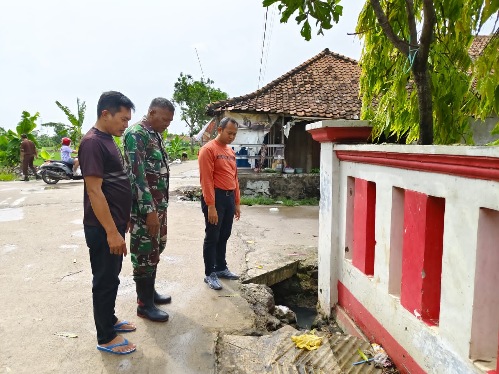 Halaman Sekolah Tergenang Air, PJ. Kuwu Desa Rajaiyang Nurmusa Tinjau ... Halaman Sekolah Tergenang Air, PJ. Kuwu Desa Rajaiyang Nurmusa Tinjau ...