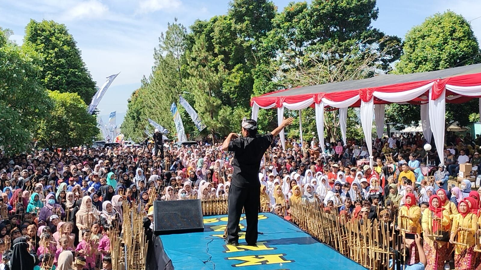 Gema Kolosal Angklung 10.001 Orang Bikin Merinding, Puncak Atmosfir ... Gema Kolosal Angklung 10.001 Orang Bikin Merinding, Puncak Atmosfir ...