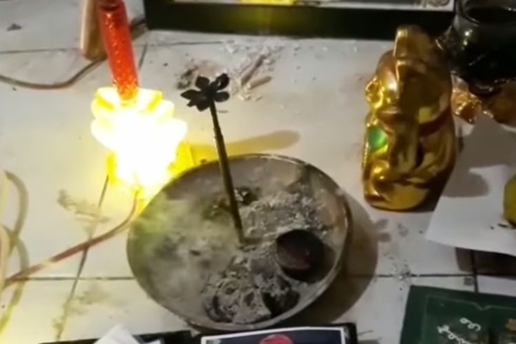 Video Viral! Dukun Lakukan Ritual Minta Kekuatan Gaib Lawan Pesulap ... Video Viral! Dukun Lakukan Ritual Minta Kekuatan Gaib Lawan Pesulap ...