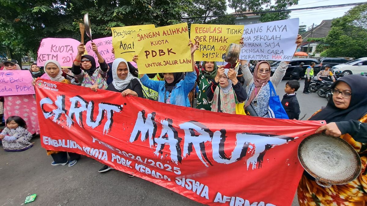 Protes PPDB, Emak-emak Geruduk DPRD Jabar Minta Keadilan Protes PPDB, Emak-emak Geruduk DPRD Jabar Minta Keadilan