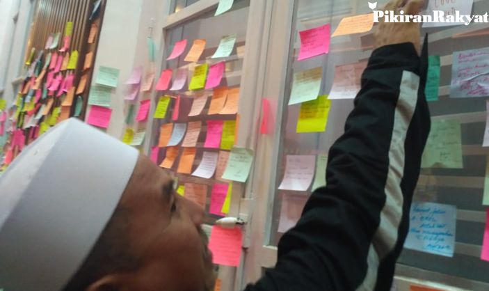 Warga 'Warnai' Dinding Gedung Pakuan dengan Kertas Doa untuk Eril ...