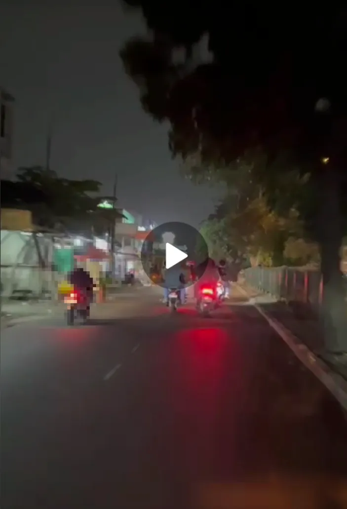 Viral Diduga Tawuran Dengan Berkendara Ugal Ugalan Sambil Memegang ... Viral Diduga Tawuran Dengan Berkendara Ugal Ugalan Sambil Memegang ...