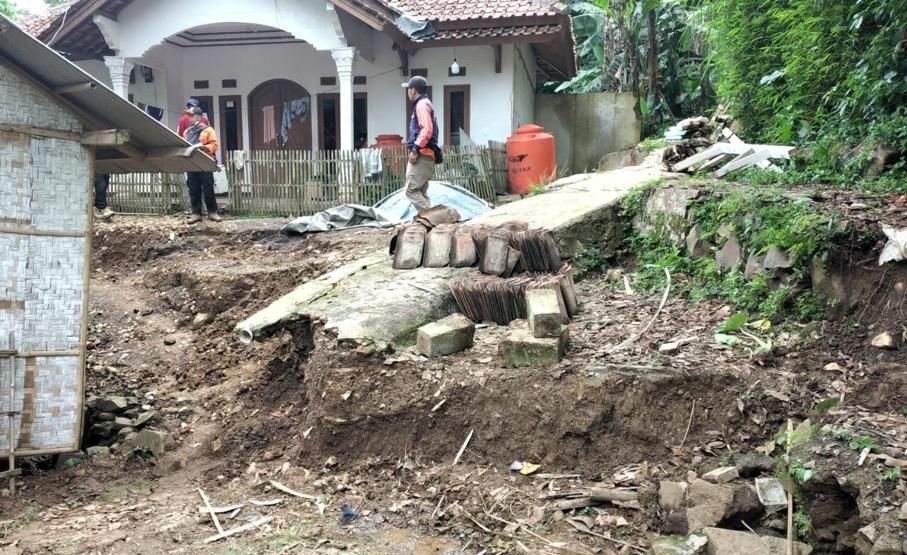 Pergerakan Tanah Terjadi di Kampung Subela, Desa Sukajadi, Kecamatan ... Pergerakan Tanah Terjadi di Kampung Subela, Desa Sukajadi, Kecamatan ...