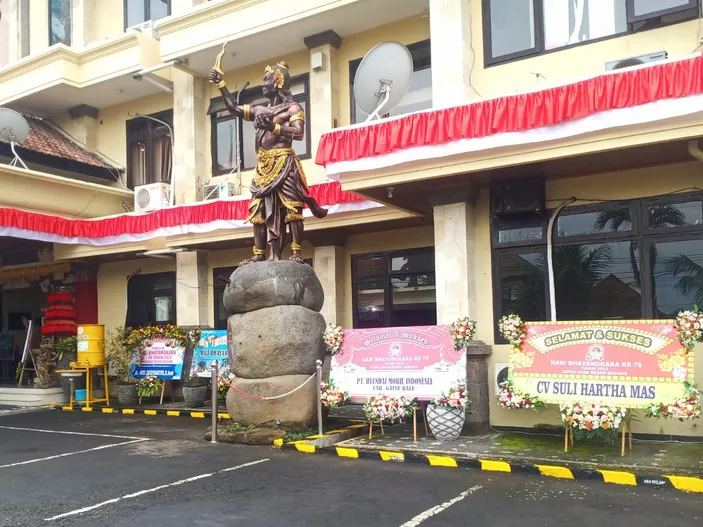 Jelang Puncak Hari Bhayangkara ke-76, Karangan Bunga Mulai Berdatangan ... Jelang Puncak Hari Bhayangkara ke-76, Karangan Bunga Mulai Berdatangan ...