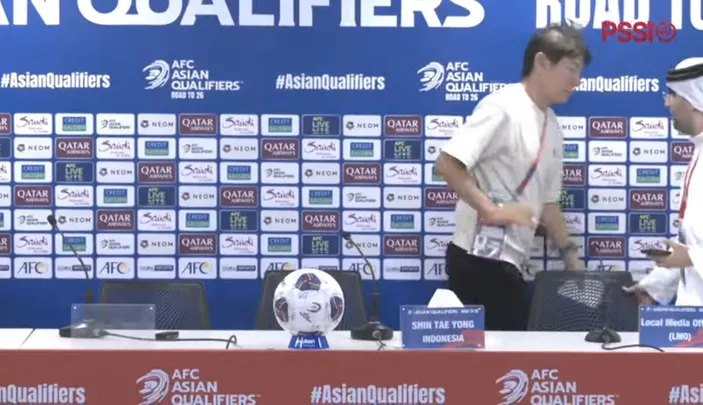 Detik-detik Shin Tae Yong Enggan Salaman dengan Panitia Pertandingan ... Detik-detik Shin Tae Yong Enggan Salaman dengan Panitia Pertandingan ...