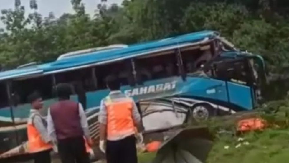Dua Orang Meninggal dan 18 Penumpang Alami Luka Pasca Kecelakaan Bus ... Dua Orang Meninggal dan 18 Penumpang Alami Luka Pasca Kecelakaan Bus ...